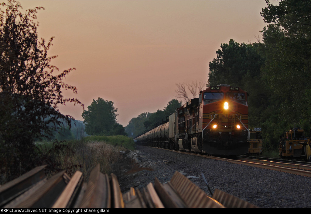 BNSF 4574 Strolls down the k line at last light!!